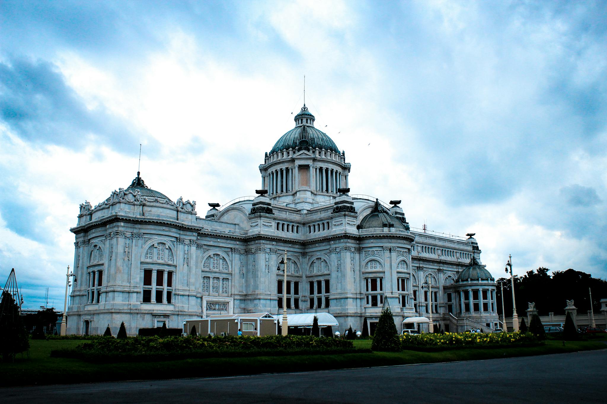 Exploring 10 Of the World's Most Beautiful Palaces - The Daily Dive
