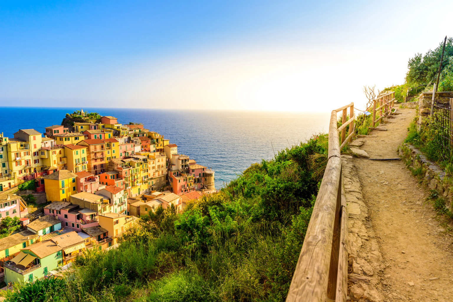 15 Oceanfront Hikes With The Most Spectacular Views - The Daily Dive