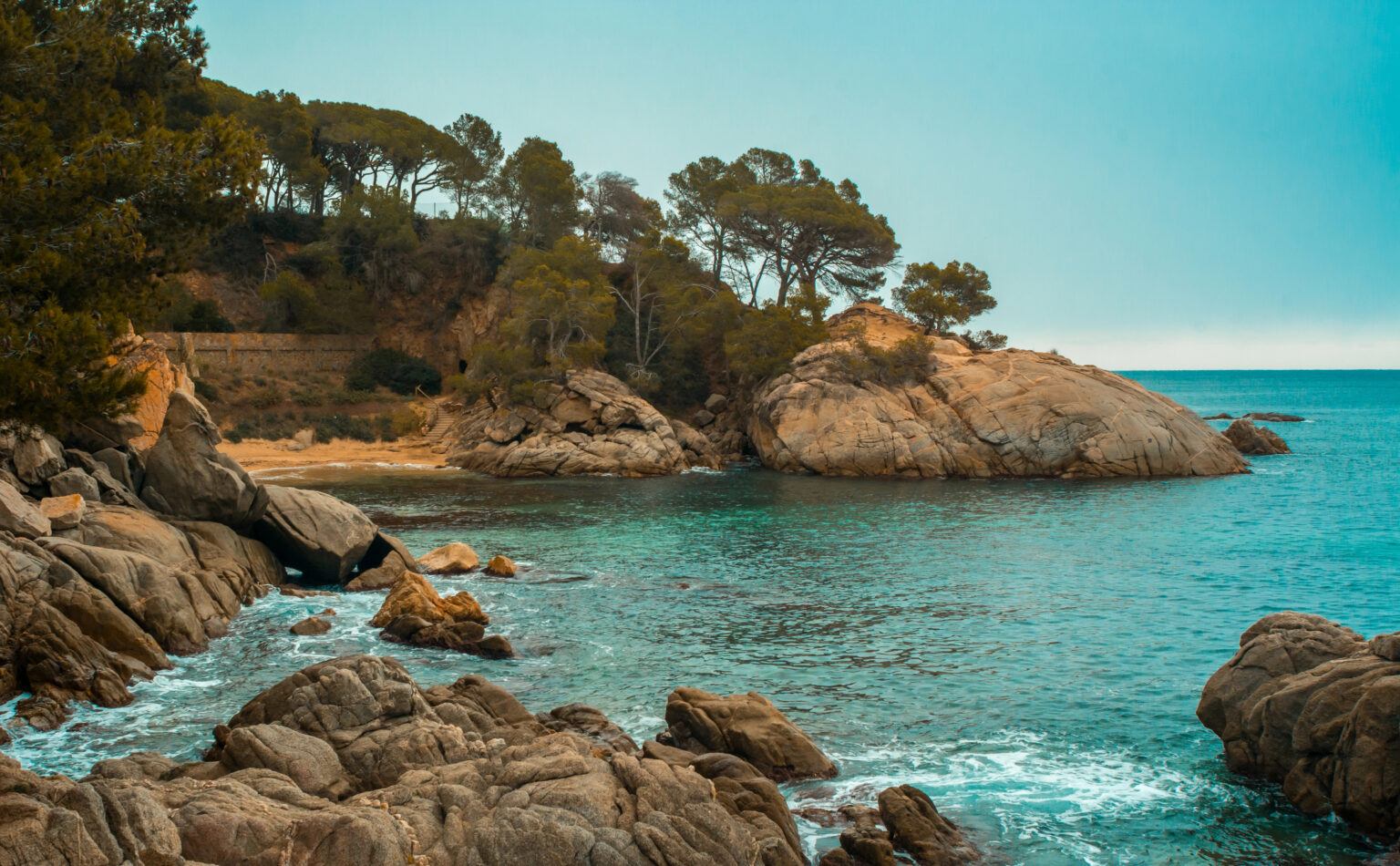 15 Oceanfront Hikes With The Most Spectacular Views - The Daily Dive